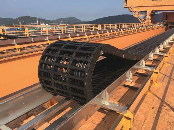 E-chains or festoons: power supply variants for modern crane technology ...