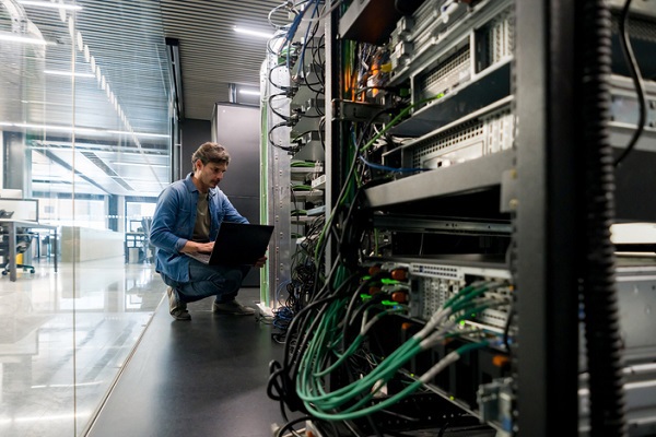 Vertiv delivers EnerSav service - Electrical connection